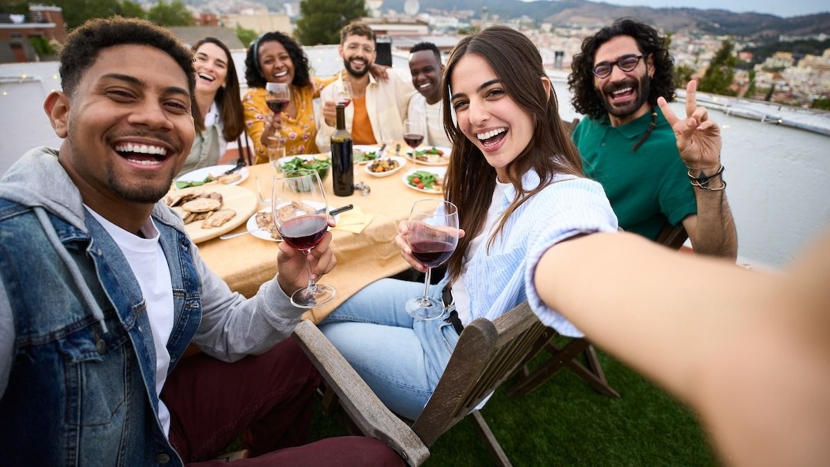 Friend won't split dinner bill because of 'mooch couple,' gets told ...