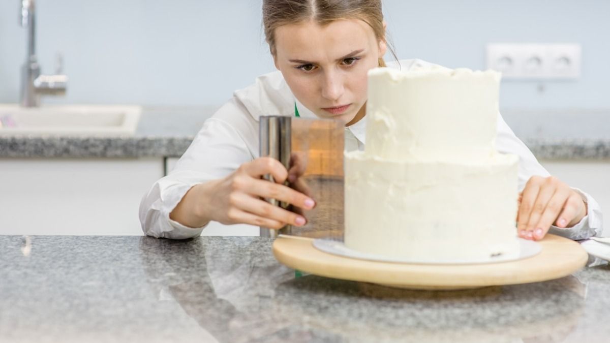 'AITA for giving my sister a wedding cake made by one of my assistants ...