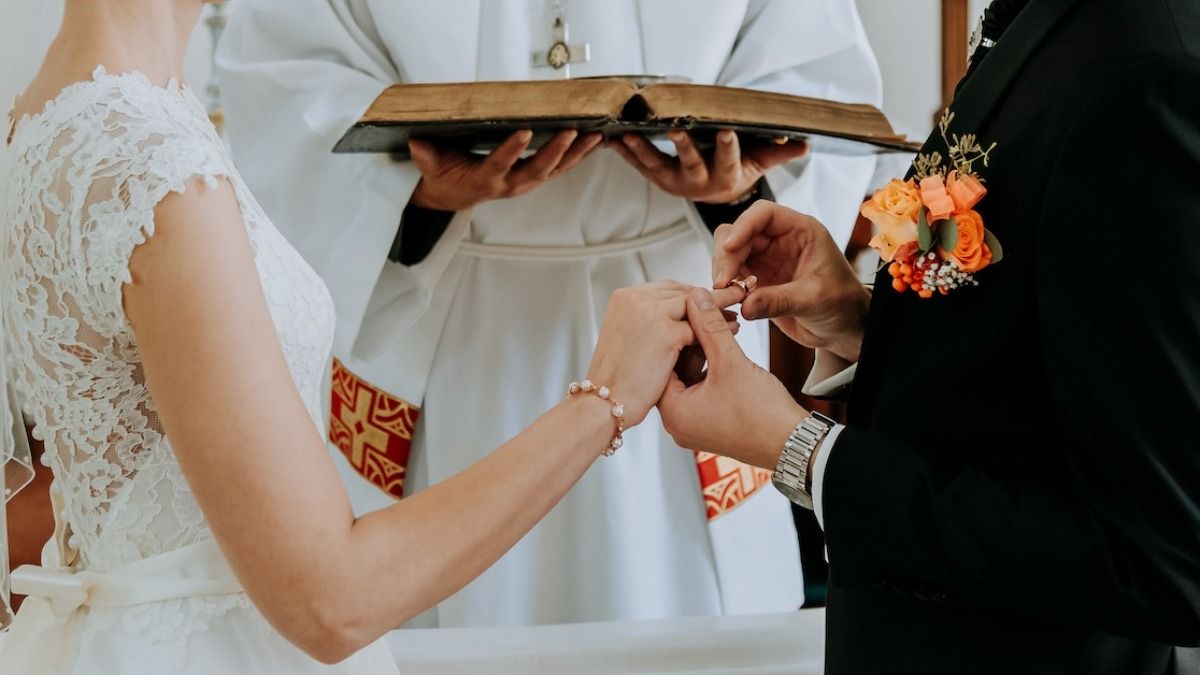 'AITA for intentionally giving my parents an invitation with the wrong ...