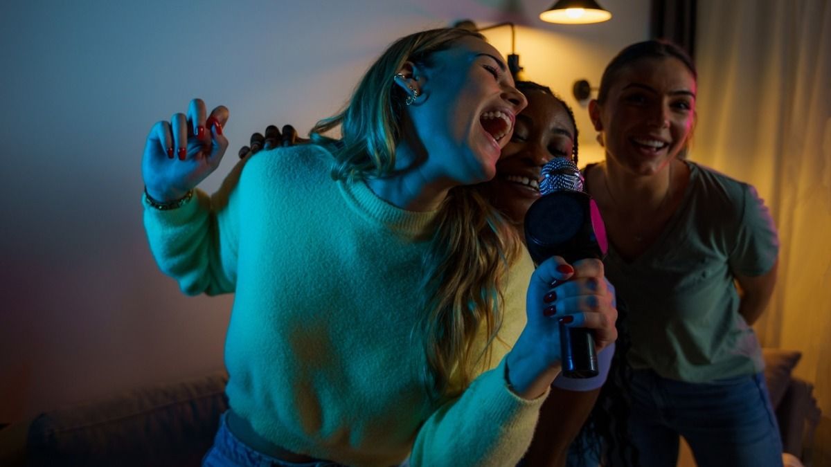 'AITA for laughing at a girl singing karaoke?' 'This is her main ...