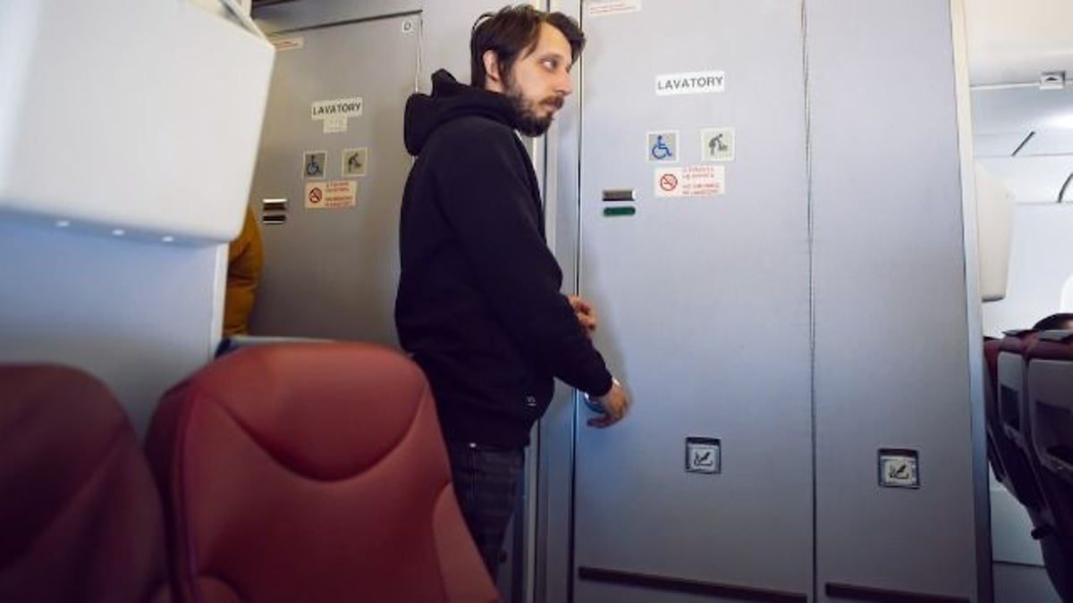 Man in middle plane seat drinks 40oz of water on 3 hour flight; gets ...