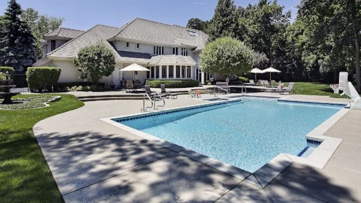 Woman bans entitled in-laws from swimming pool after unsupervised teens ...