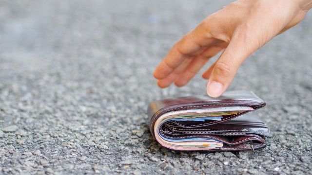 Uber driver refuses to return lost wallet because the passenger Uber driver refuses to return lost wallet because the passenger