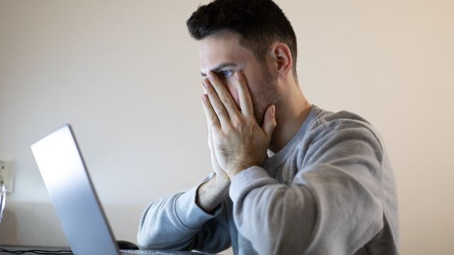 Man goes on GF's laptop, finds her online posts bragging about how she ...