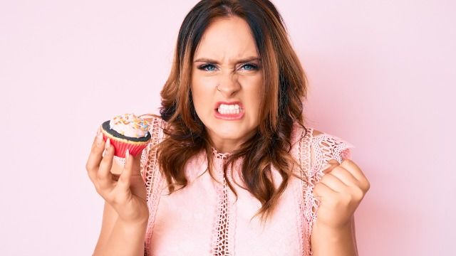 Woman eats neighbor's cupcake gift, learns what 'hangry' really looks ...