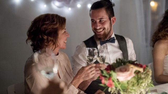 Wedding vendor shares awkward story of 'Oedipus and Freud' mother-of ...