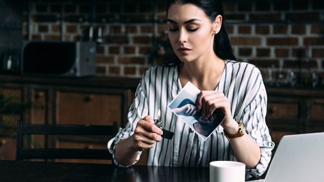 Woman secretly burns all memory of fiancé's dead ex wife, his kids find ...