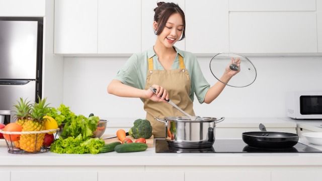 Woman tells husband she feels weird about single women cooking for him ...